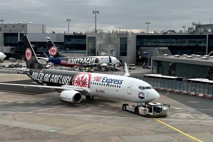 SunExpress fliegt mit neuer Eintracht Frankfurt-Sonderlackierung